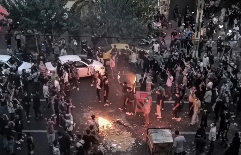 Two-week-long Iranian popular struggle escalates: 45 deaths