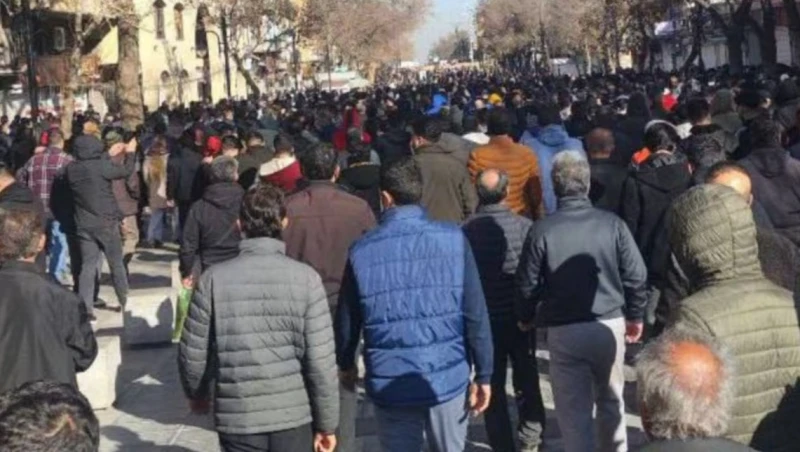 Two-week-long Iranian popular struggle escalates: 45 deaths